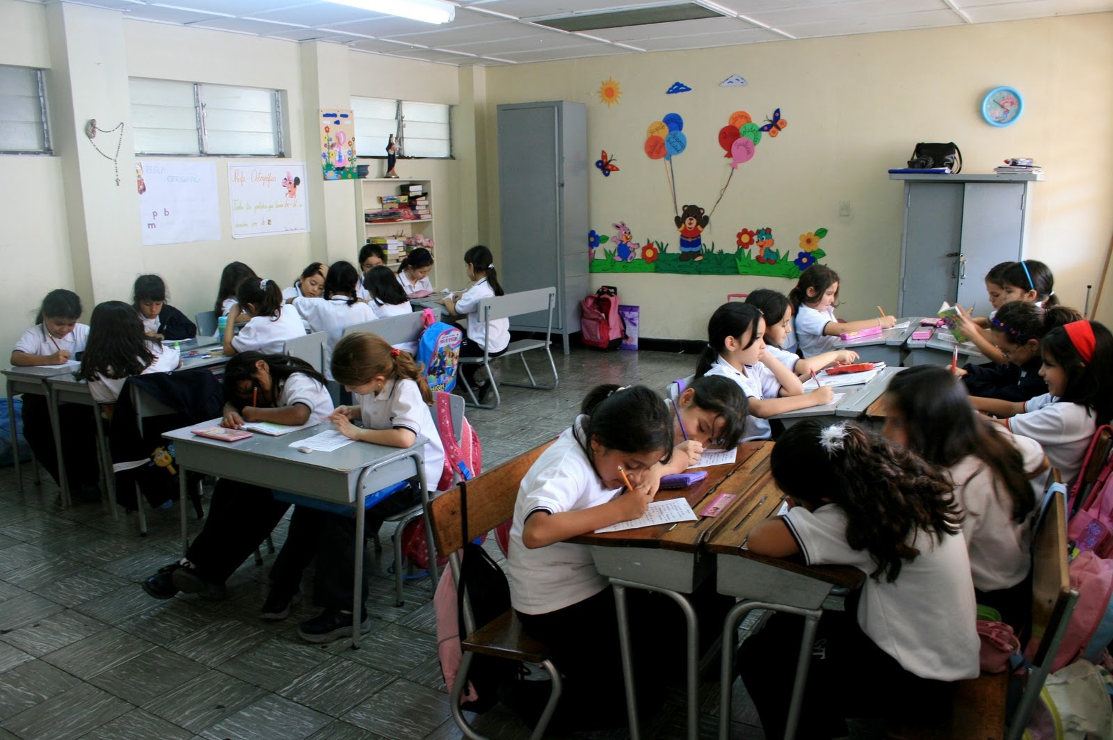 ♥ ♫ ☼ SJT Memories ☼ ♫ ♥: Los niños y niñas del colegio estudiando...