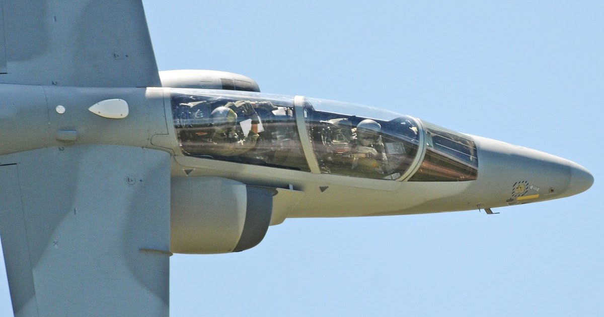 MILITARIA Y GEOSTRATEGIA: IA-63 Pampa en plena maniobra. Fuerza Aérea ...