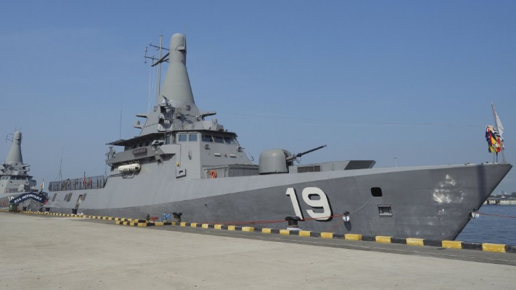 DEFENSE STUDIES: Singapore Navy Commissions Fourth and Fifth Littoral ...