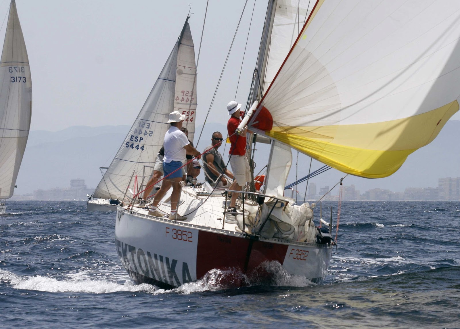 EL VELERO ARKITEKTONIKA: FRA 3852 . ARKITEKTONIKA. LA LAYENDA