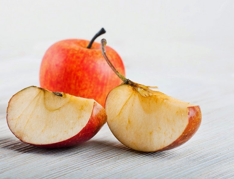 Mengapa Apel Berwarna Coklat Setelah Beberapa Saat Dikupas?