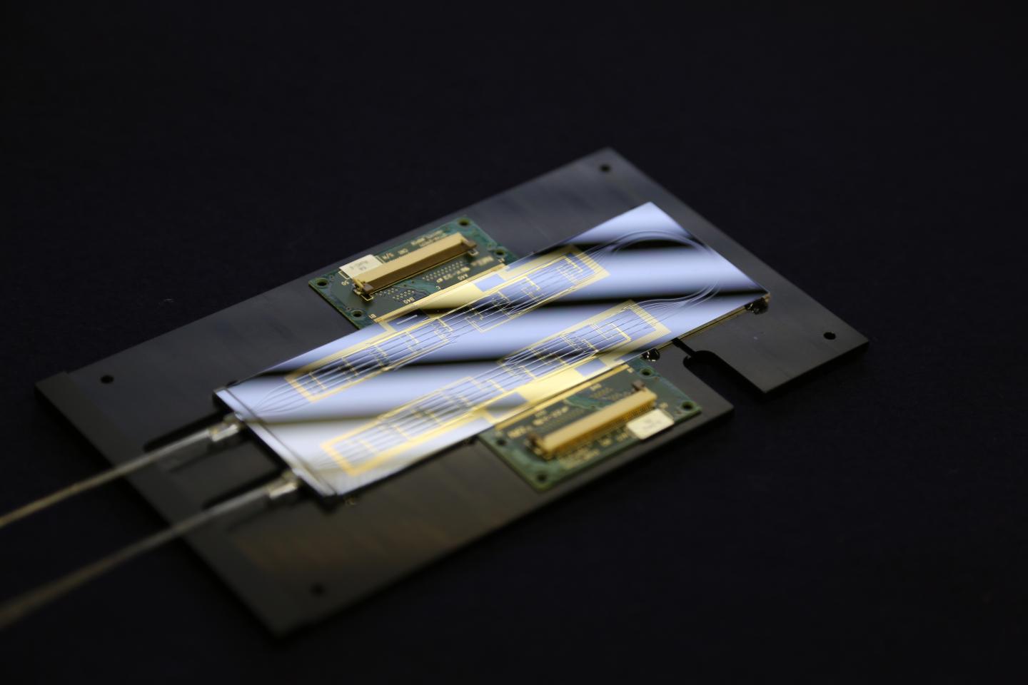 Reprogrammable optic chip has complete flexibility in processing of ...