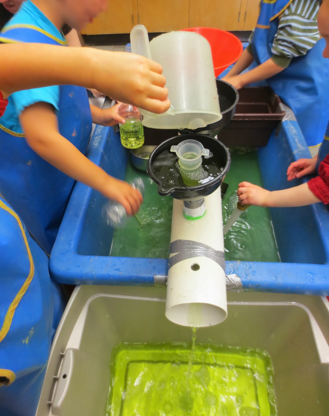 SAND AND WATER TABLES: LARGE PLASTIC TUBE WITH FUNNELS---NEW VERSION