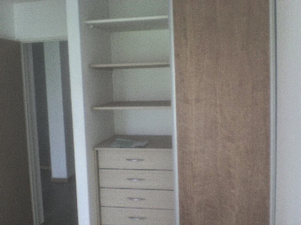 interiores de placard: Un interior de placard con nueva madera.-