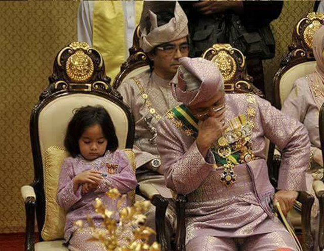 (8 Gambar) Raja Nazira Safya Dengan Gelagat Comelnya Jadi Perhatian ...