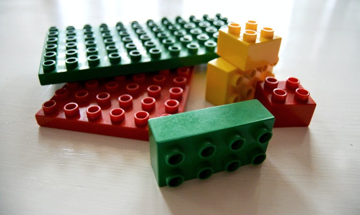 NÄIN TEET DIY-SÄILYTYSTELINEEN LEGOISTA (+VIDEO) - Kototeko-käsityöblogi