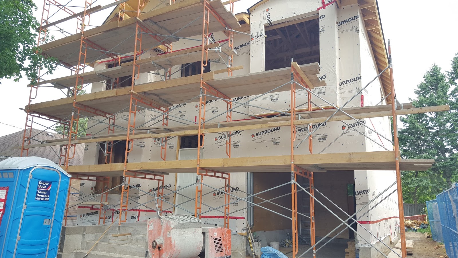 48 Edgecroft Road: Scaffolding set up