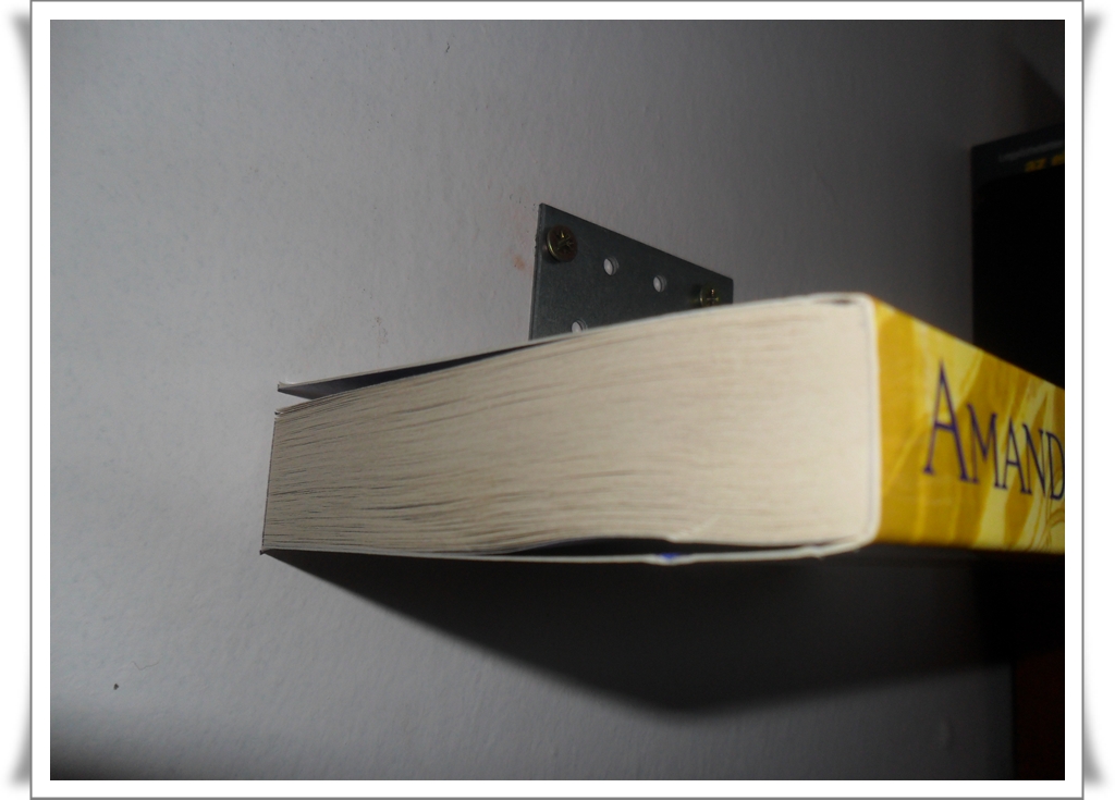 DIY: Lebegő polc készítése házilag - Egy regénylakás könyvei