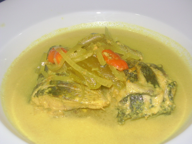 Nadiya's Tastes Of Maldives: Dhon-noo mas kirugarudiya (Yellow fish curry)