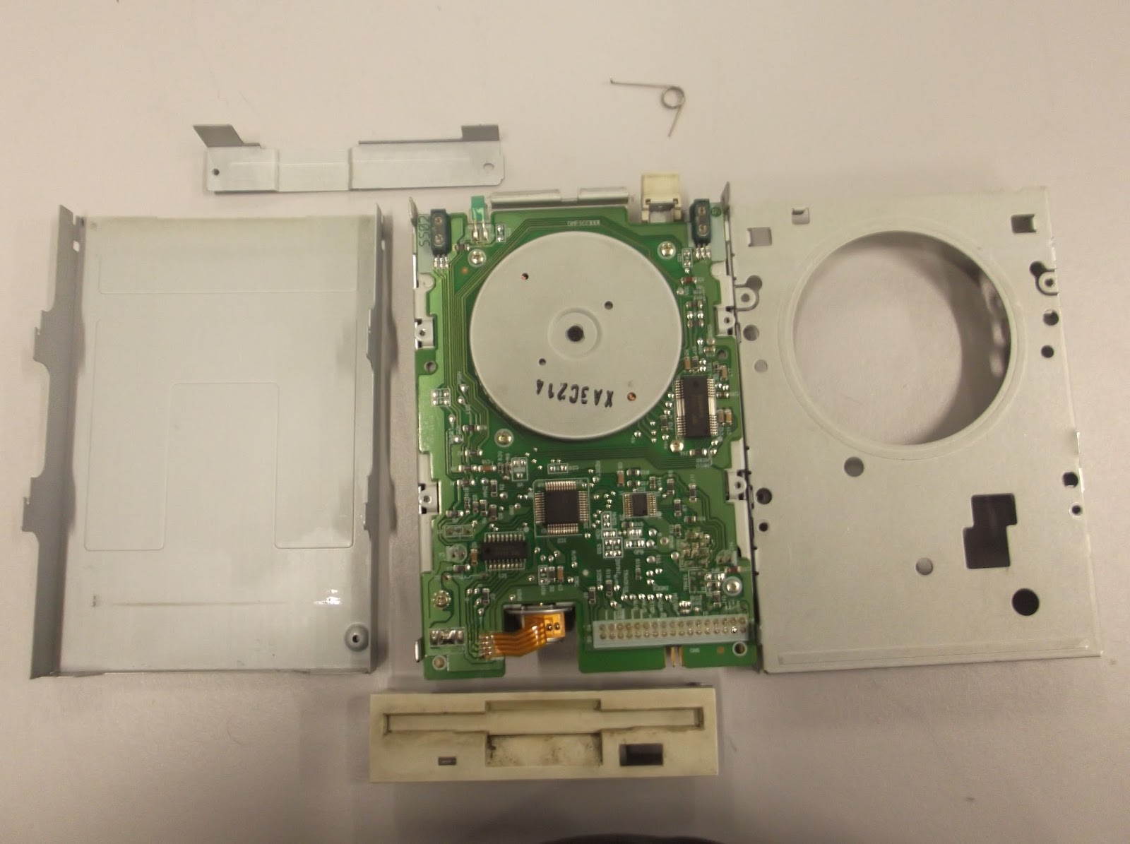 Imos lonxe: DESPIECE DE UNA DISQUETERA / FLOPPY DISK DISASSEMBLE