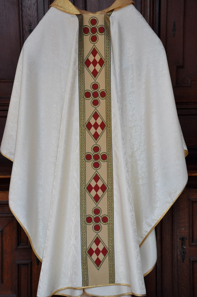 MENGENAL PAKAIAN LITURGI DALAM GEREJA KATOLIK | Matias Guru PAKat