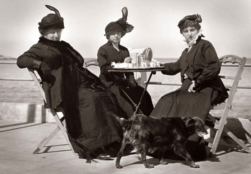 Intimate Found Photos That Capture People Having Tea Together in the ...