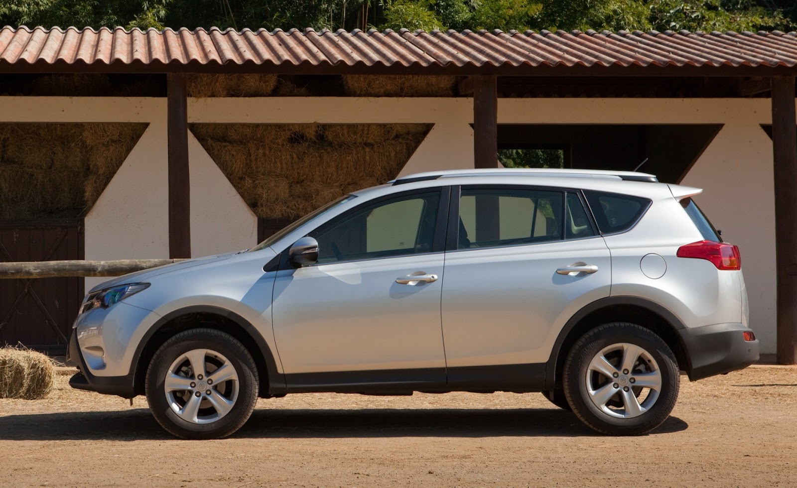 Novo Toyota RAV4 começa a ser vendido no Brasil