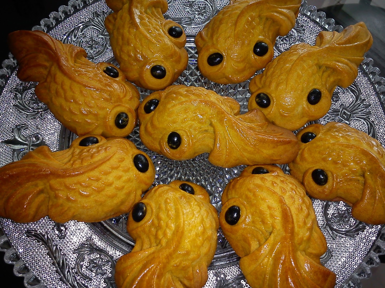 Cooking Pleasure: GOLDFISH GONG ZAI PENG WITH MUNGBEAN PASTE