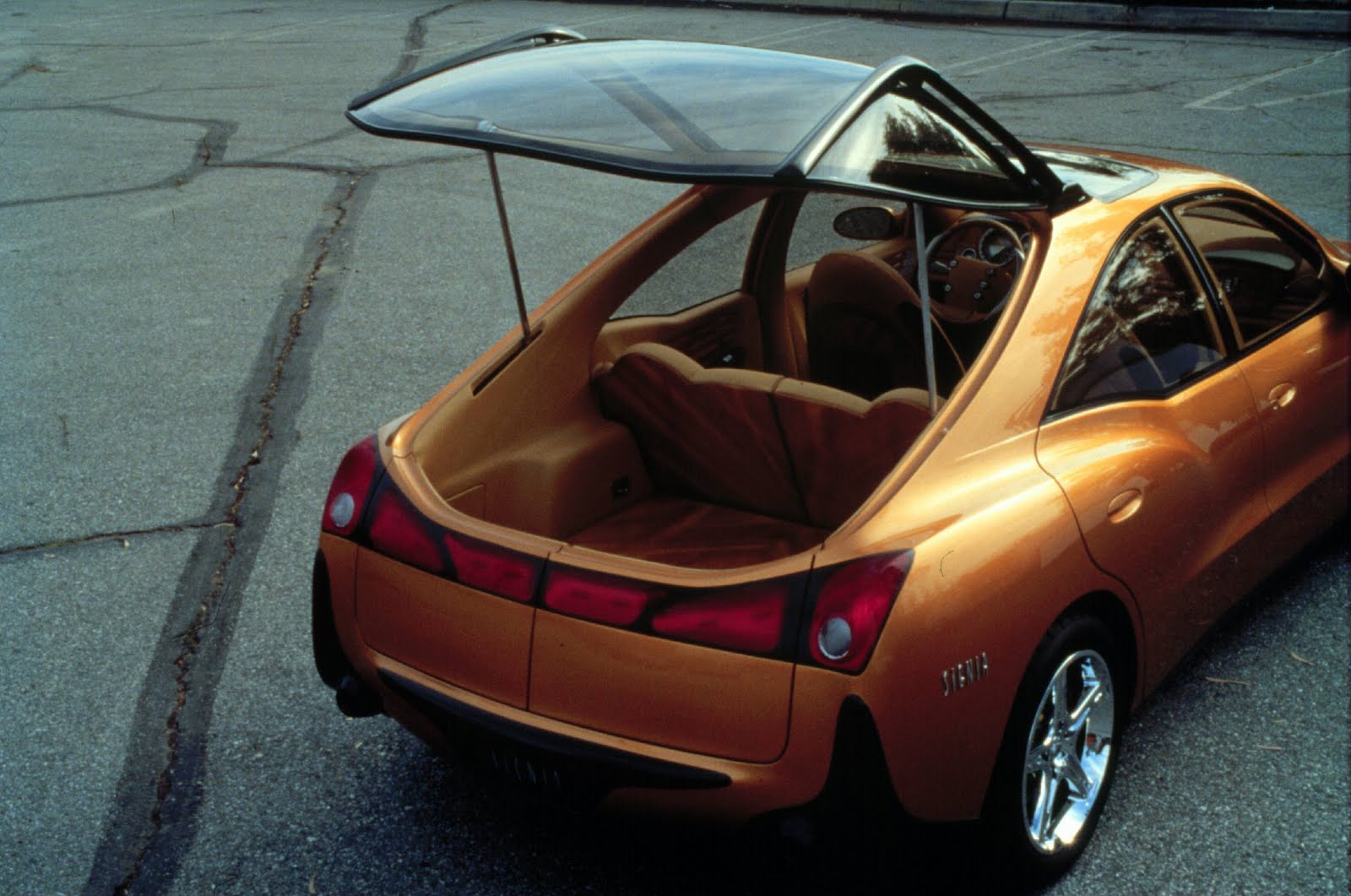 Pires concept cars US, 1998 Buick Signia et 1988 Cadillac Voyage