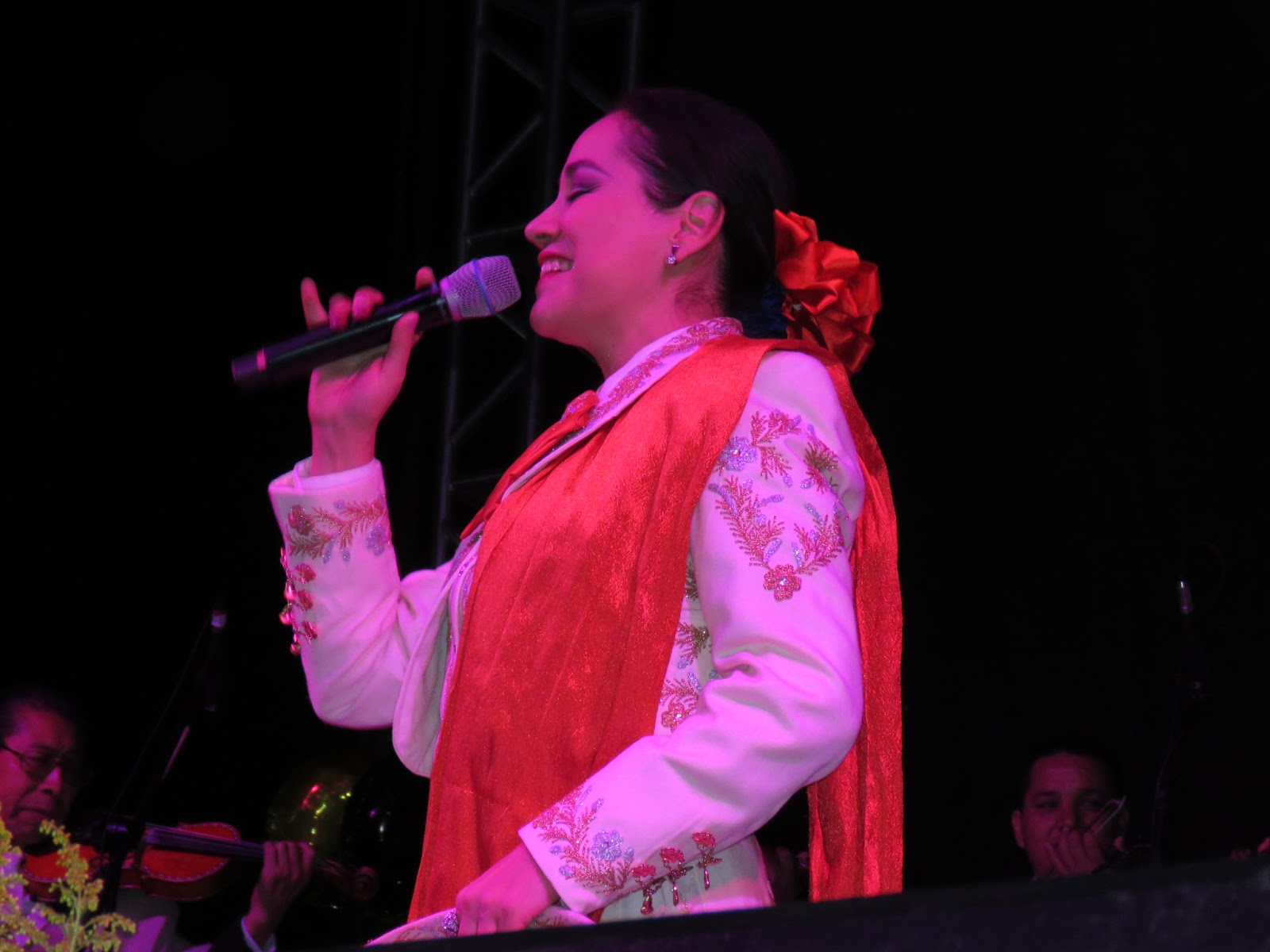 somoselespectador: EDITH ARACELI MAS QUE UNA VOZ CON MARIACHI