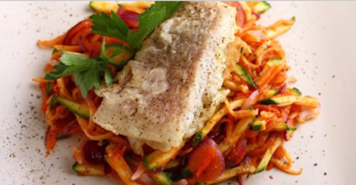 Low Carb Rezepte: Seehecht-Filet mit Zucchini, Paprika und Tomate