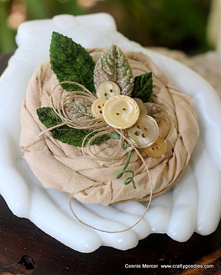 crafty goodies: Try It Tuesday~ more button brooches!!