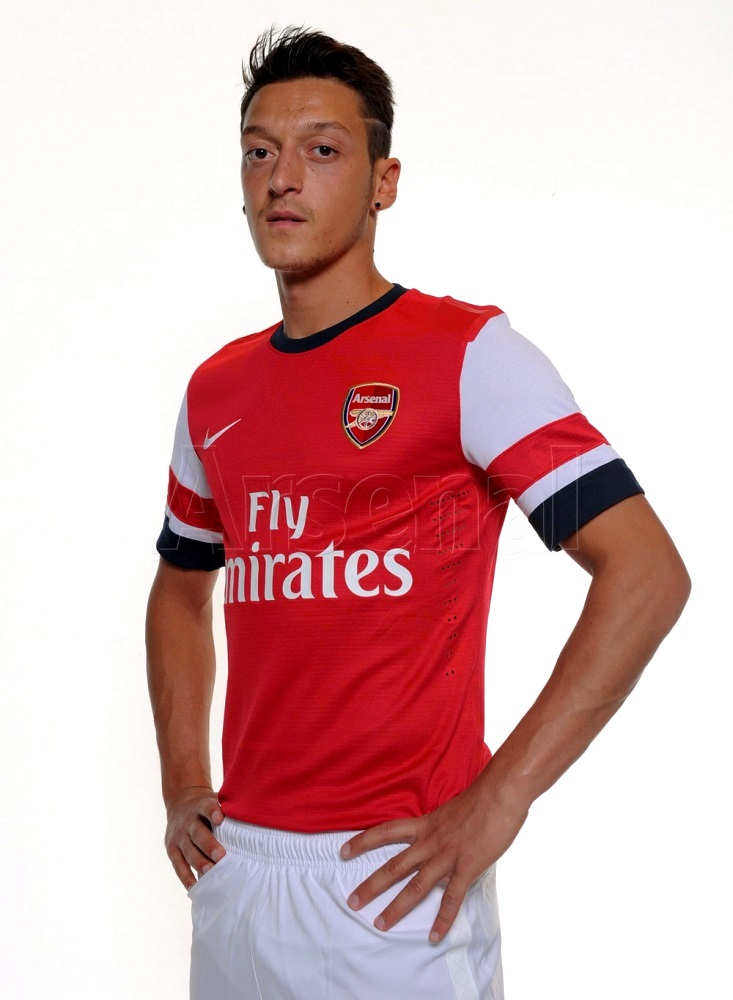 S P O R T I F Y: Arsenal's Mesut Ozil gets his kit on