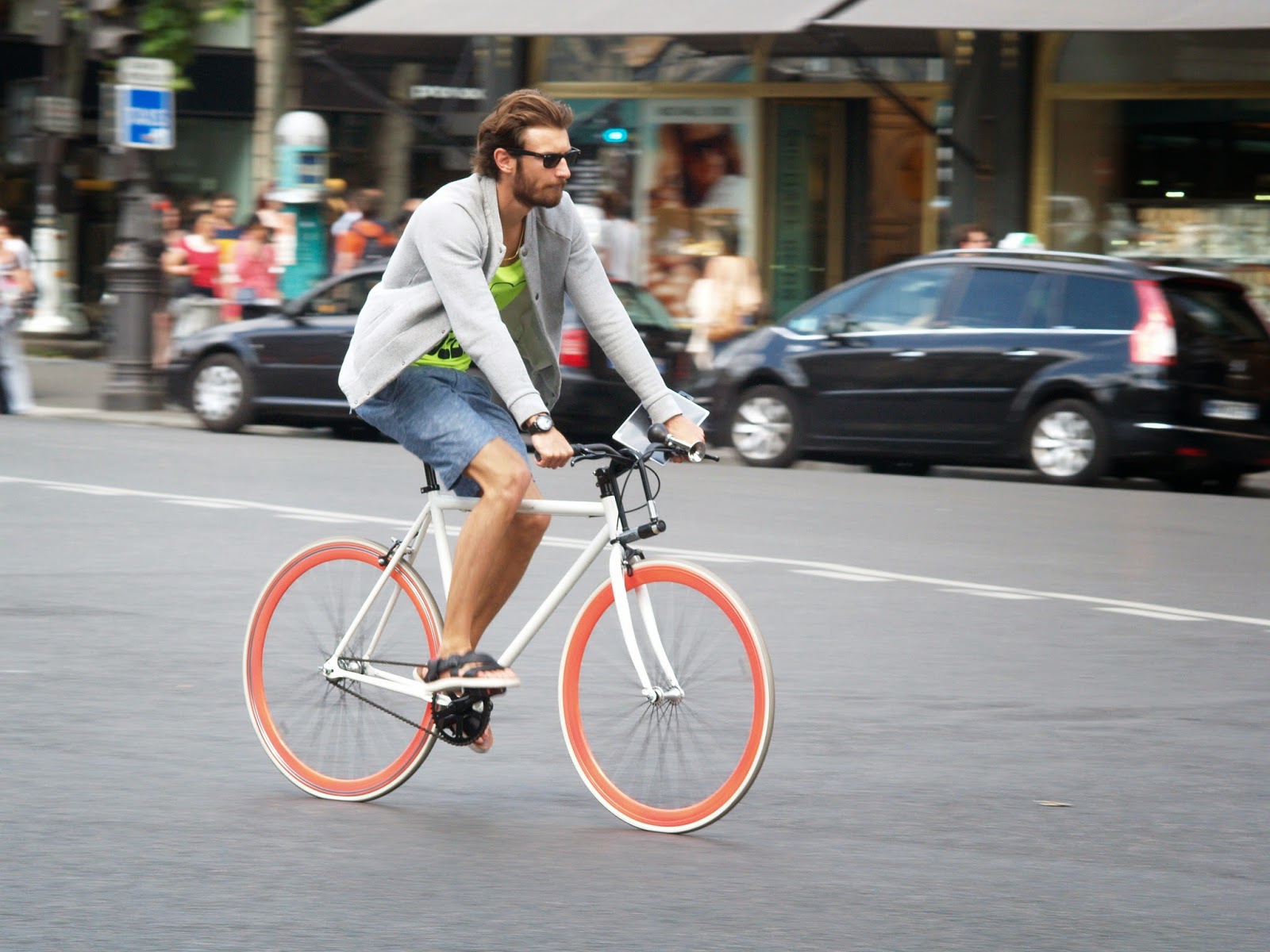 Un Cycliste Parisien / A Parisian Cyclist: Des bicyclettes et des ...