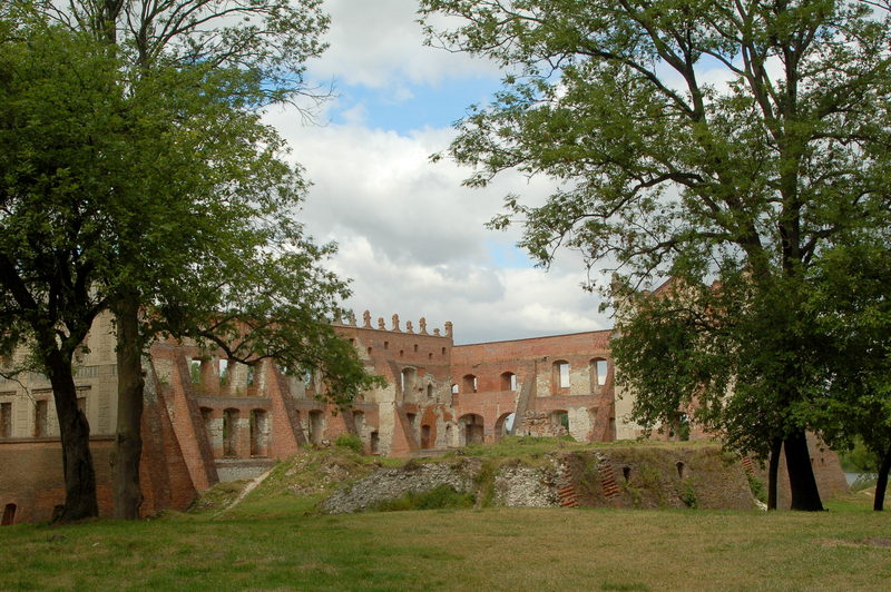 I tu i tam....Y aqui y alla: Grobowiec-piramida, ruina zamku i Perła ...