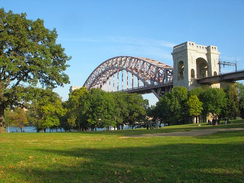 Astoria park in New York is open 24/7 - Out and About in New York City