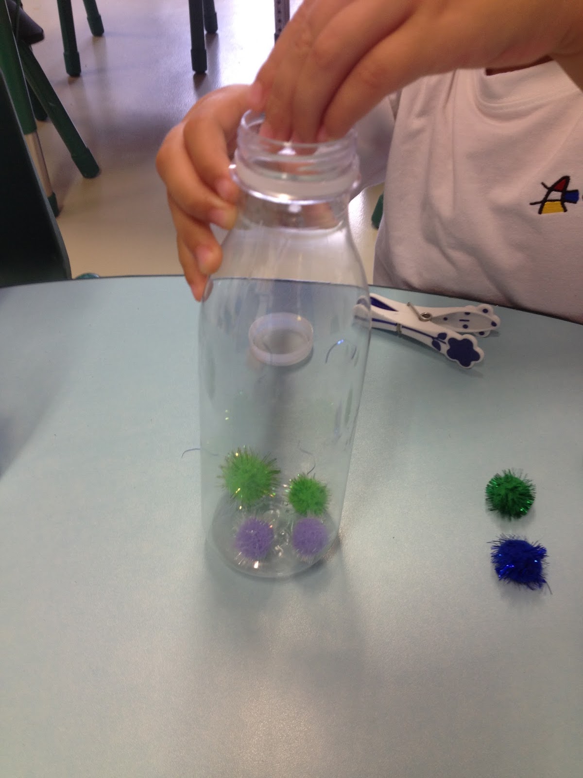 Pompones: juego de motricidad fina y pinza digital