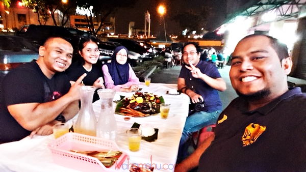 Pasangan Pengantin Ini Jadikan Seafood Lambak Atas Meja Menu Makan ...