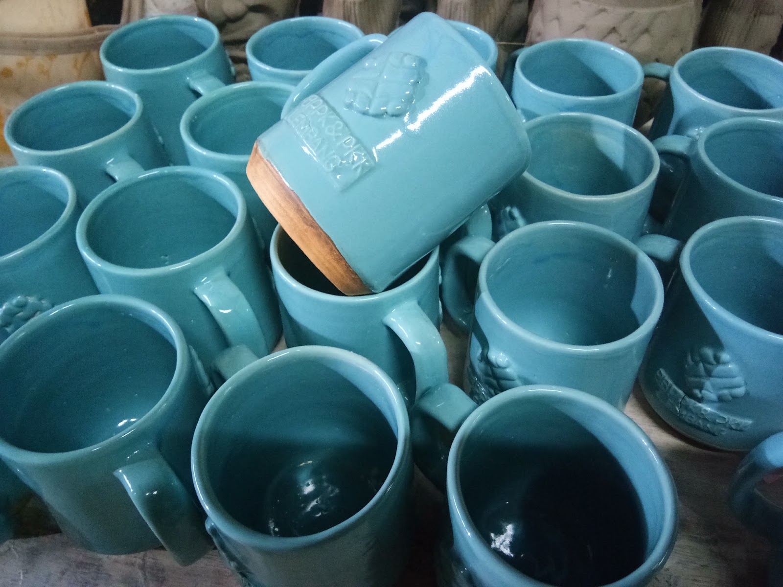 Mug handmade dan karakter - KERAMIK GLASIR PLERED "Plered pottery"
