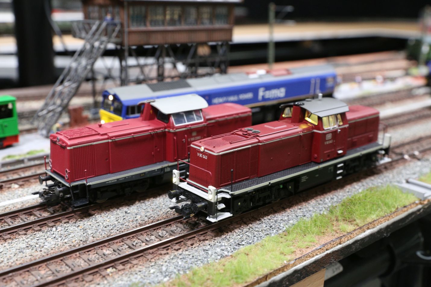 まず気になるのはやはりファンやスリット。V90はとても細かい、ただしファンはダミー。