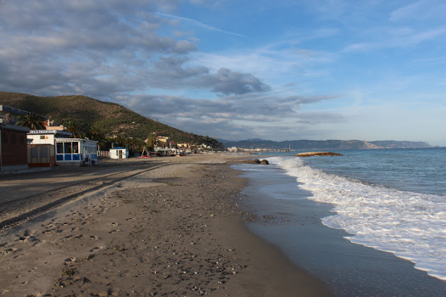 Die Bulli Tour: 1. Stop in Italien, Ceriale, Ligurische Küste