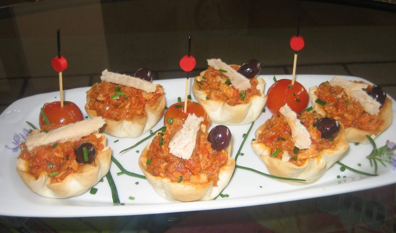 Entre amigos: Canapés de cogote de bonito , tomate, cebolla y pimientos ...