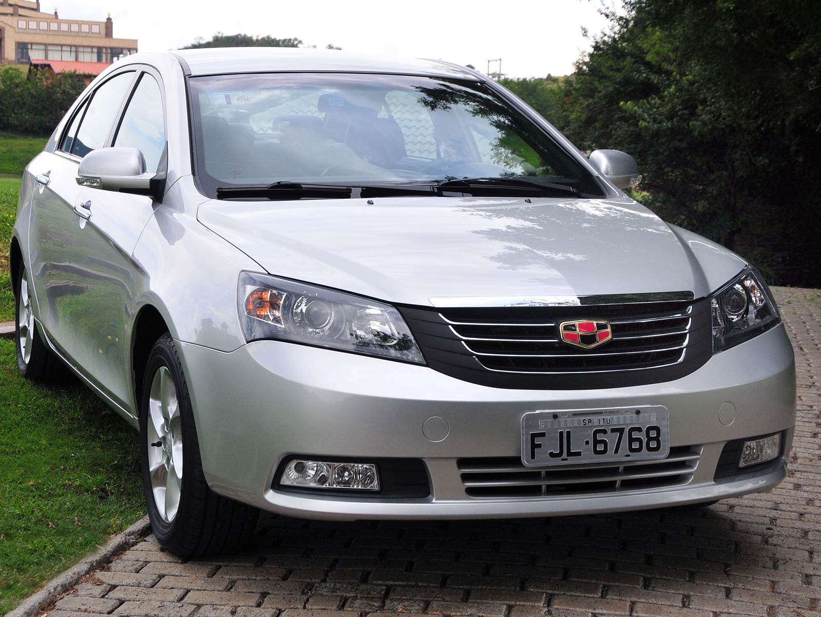 Geely EC7 com transmissão automática CVT chega este ano