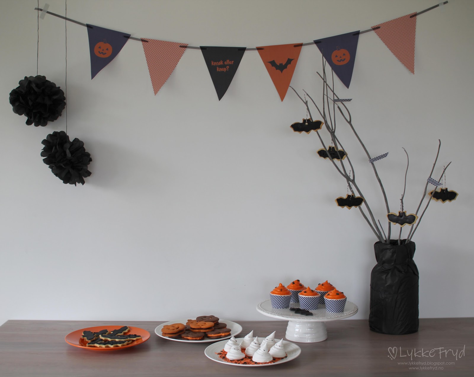 Lykkefryd: {Halloween} kaker og pynt... og en overraskelse til deg!