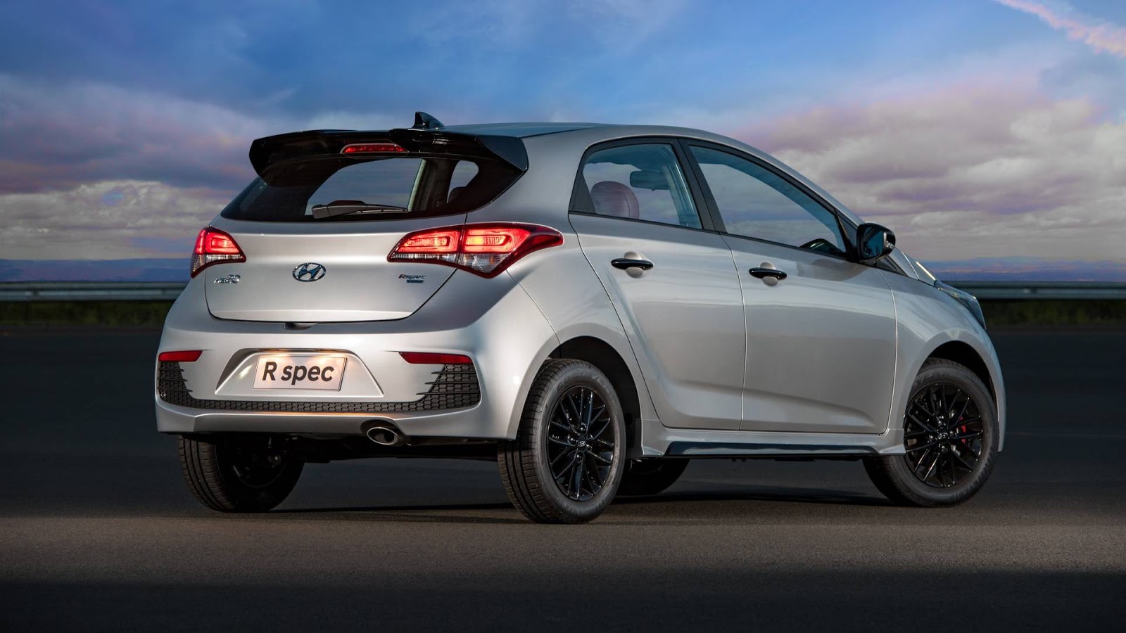 Hyundai lança série especial do HB20, a R-Spec Limited Edition, com ...