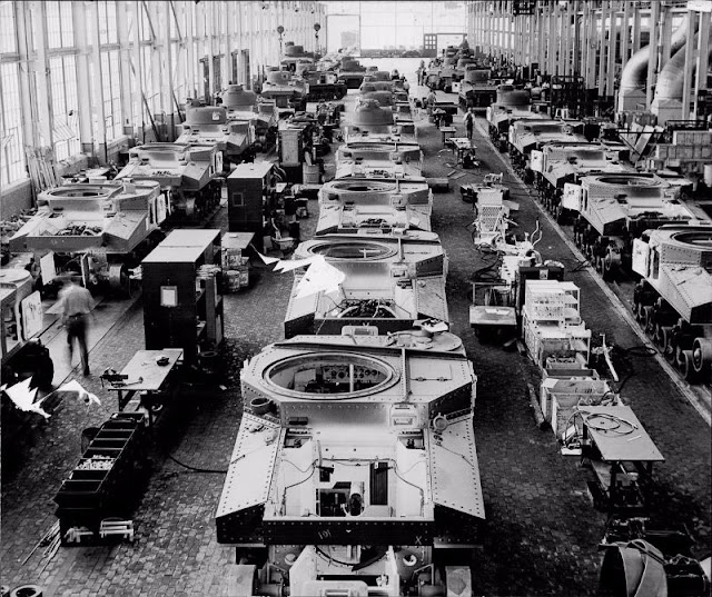 23 Amazing Vintage Photographs Taken Inside WWII Tank Factories ...