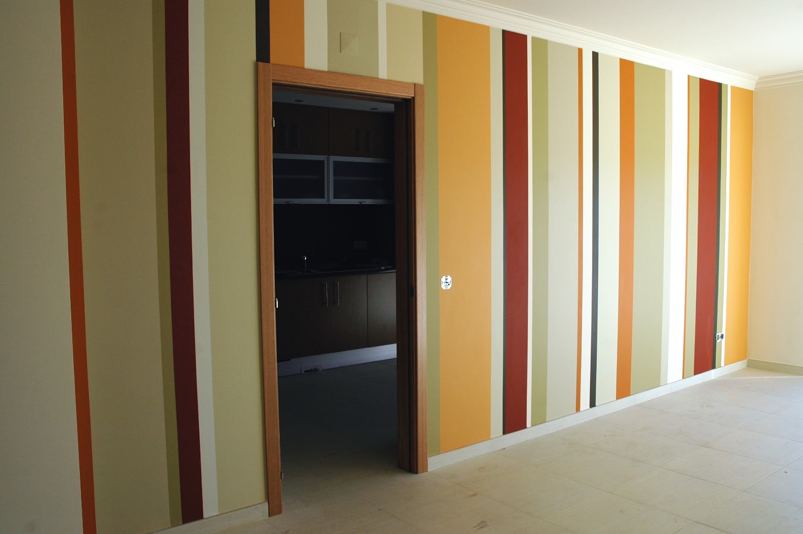 CASA ANDANTE: Parede com riscas verticais