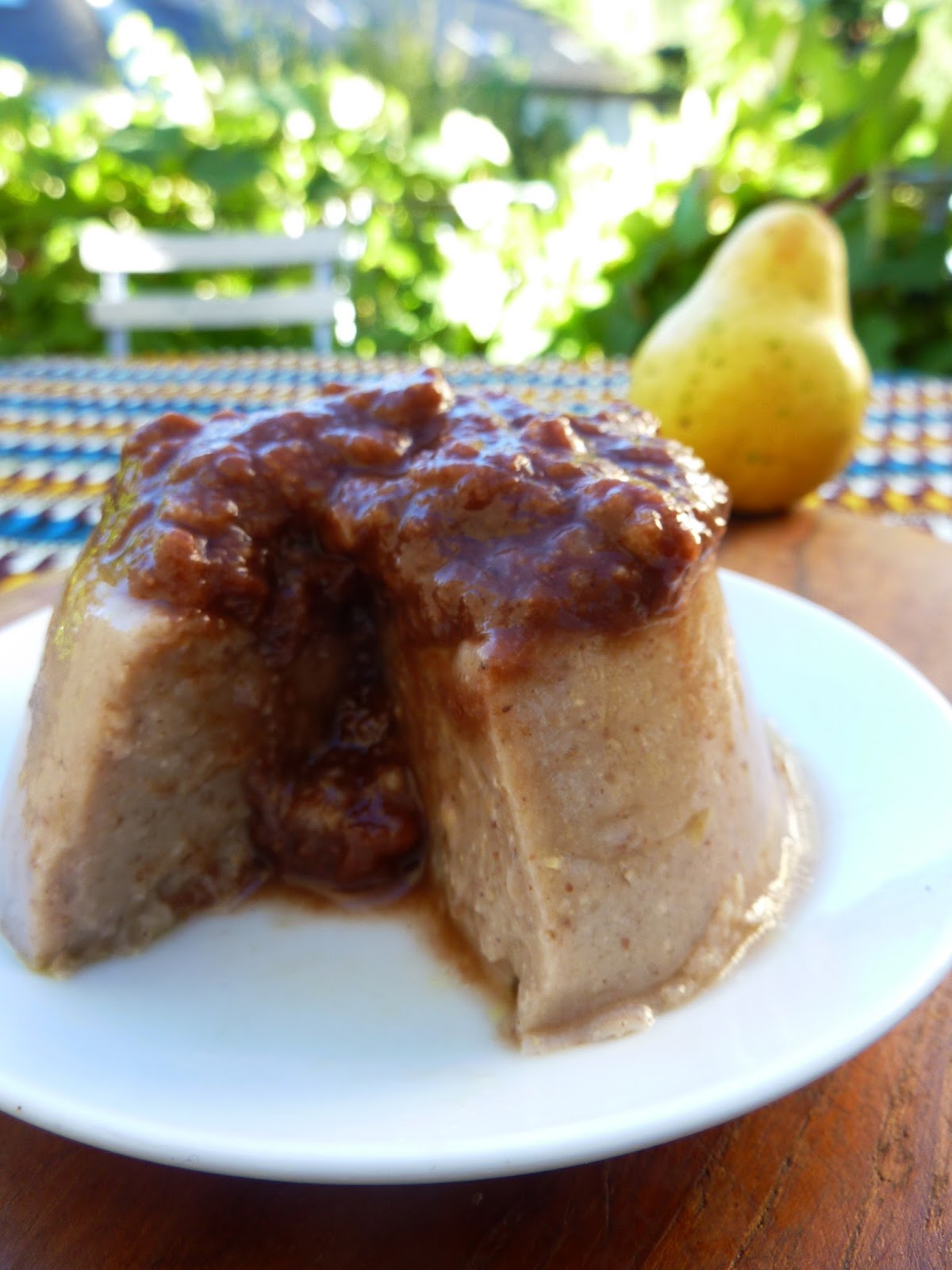 Crèmes renversées noisette-châtaigne et coulis poire-cacao