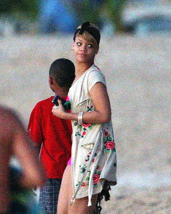 Foto Bokep Artis Rihanna Pink Bikini - Foto Bokep, Bokep Artis, Foto Bokep Artis