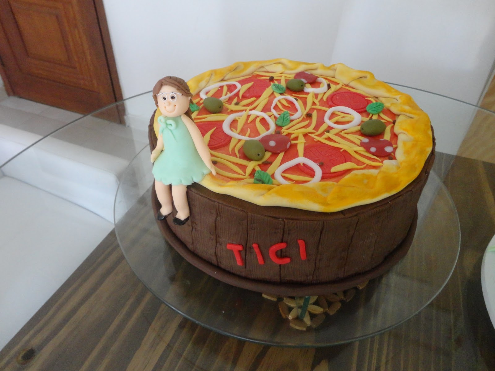 DELICIART-Bolos Decorados: Bolo Pizza para Ticiane e Bolo corporativo