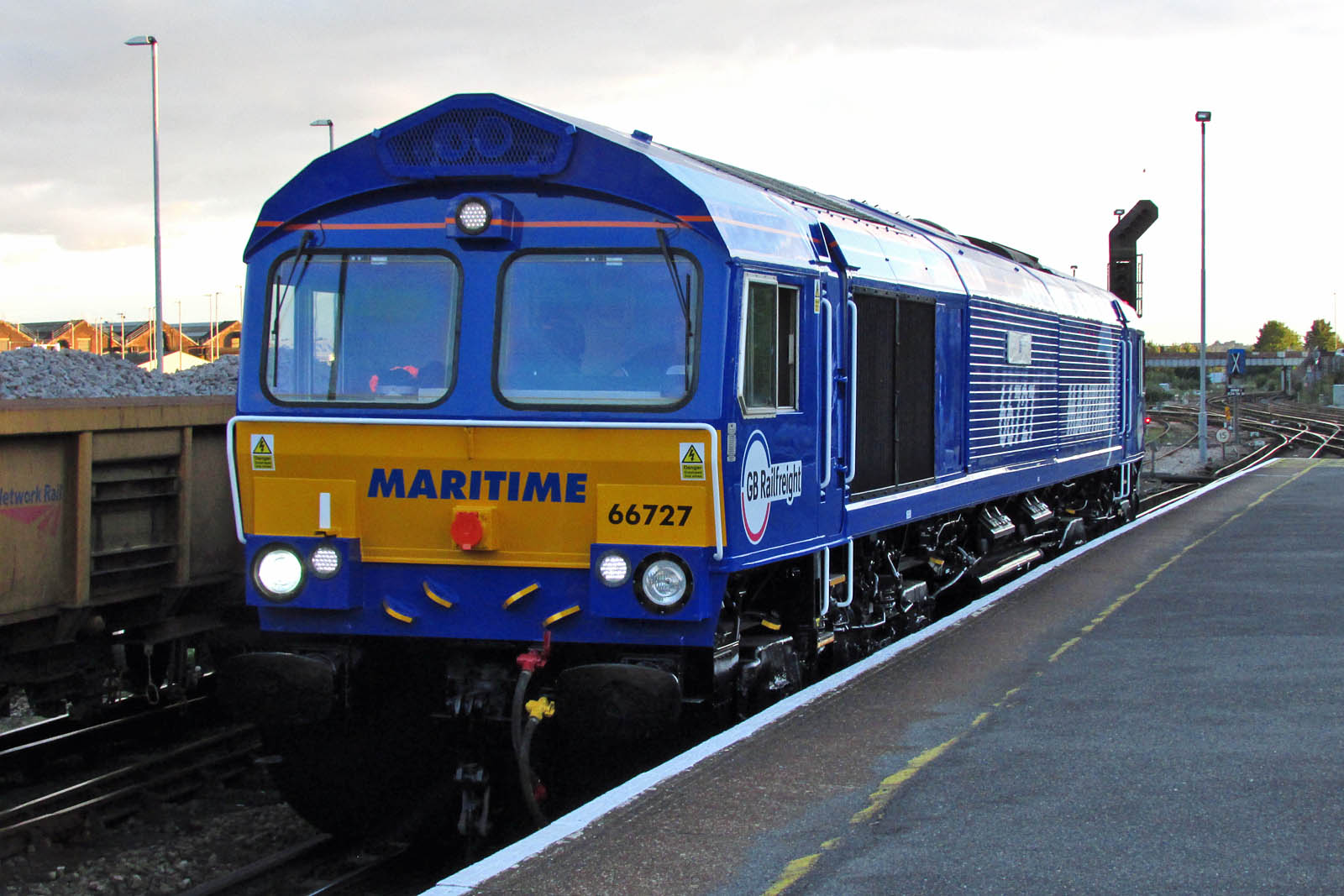47s and other Classic Power at Southampton: 66727 goes Maritime ...