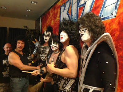 KISS LA BANDA MÀS CALIENTE DEL MUNDO: STEVE CORONEL CON KISS EN ...