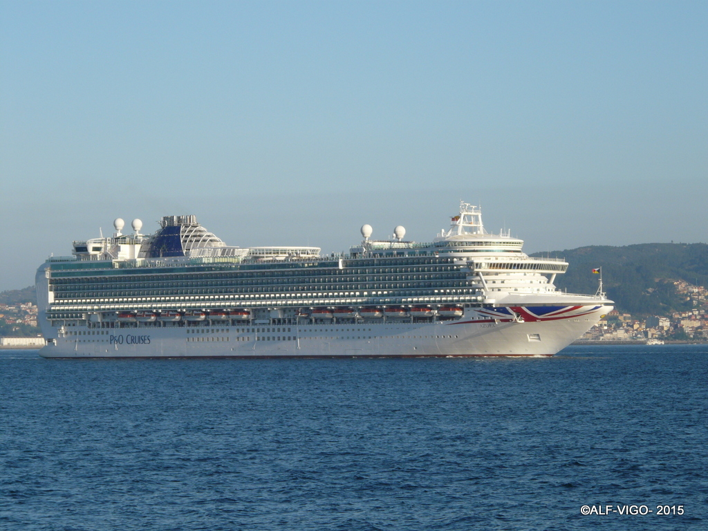 ALF Y SU MUNDO NAVAL: "MS AZURA"