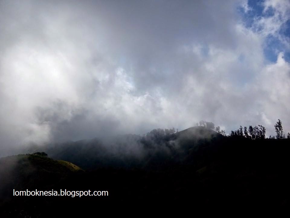 TREKKING TO PEGASINGAN HILL - Lombok?