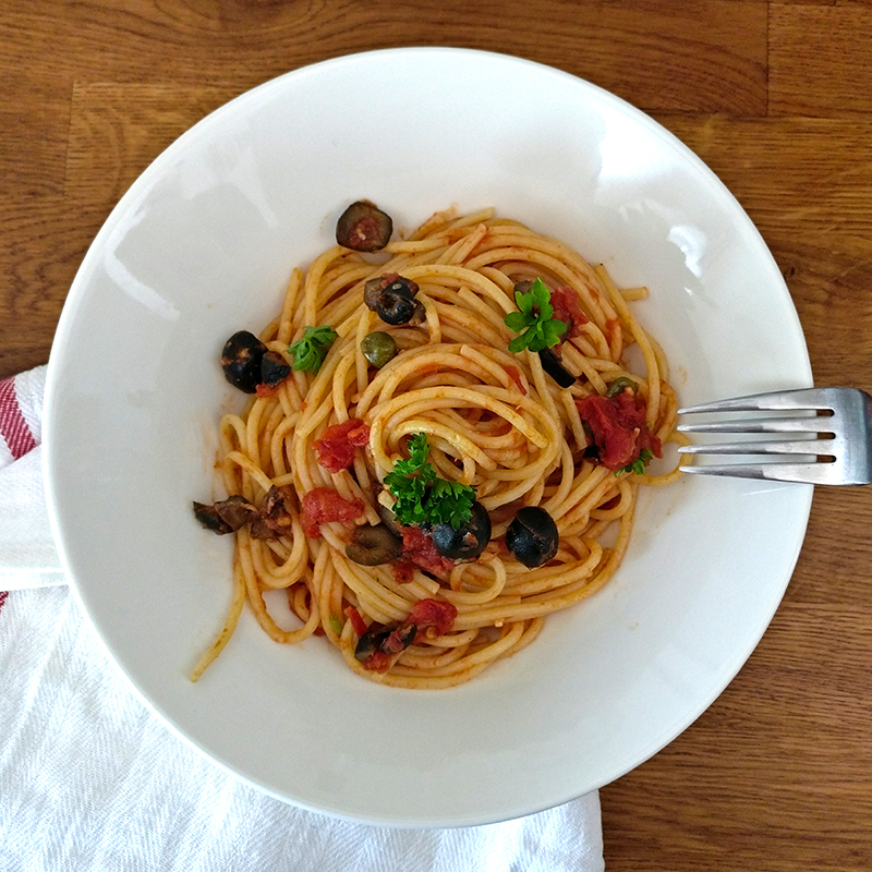 Kevytkenkäistä pastaa, eli Pasta alla Puttanesca