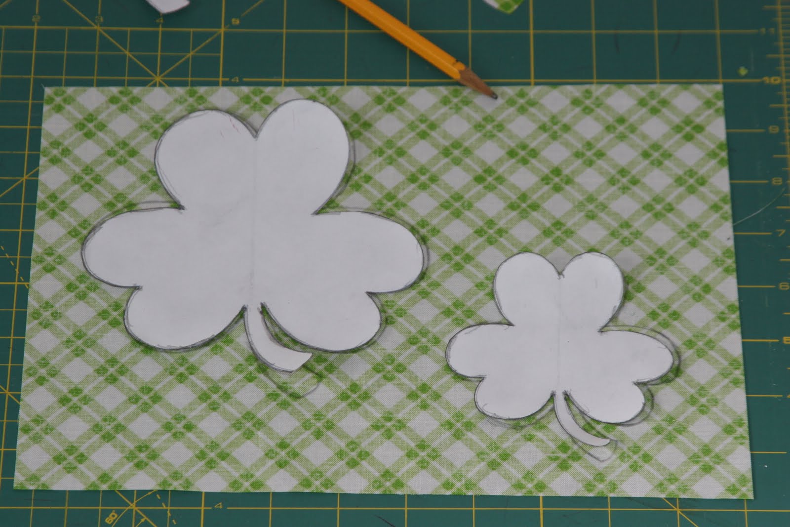 Punkie Pie's Place ...: Fabric Shamrocks {Tutorial}