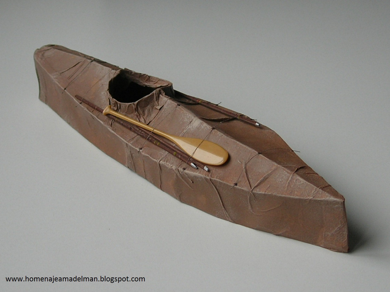 homenaje a madelman: Canoa inuit de piel