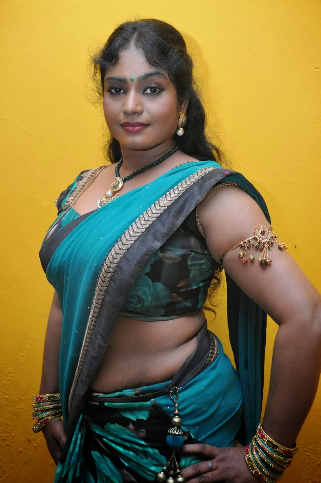 Hot Indian Babes: Jayavani Sexy/ in Green Saree