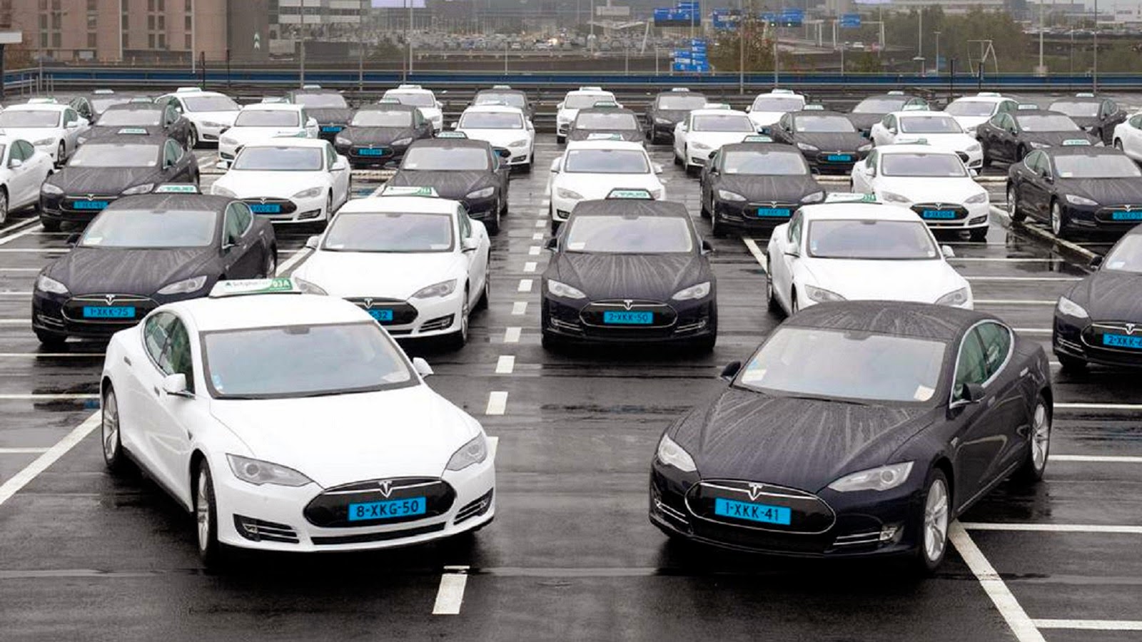 Elektrische auto: Tesla-taxi's rijden vanaf Schiphol door Amsterdam