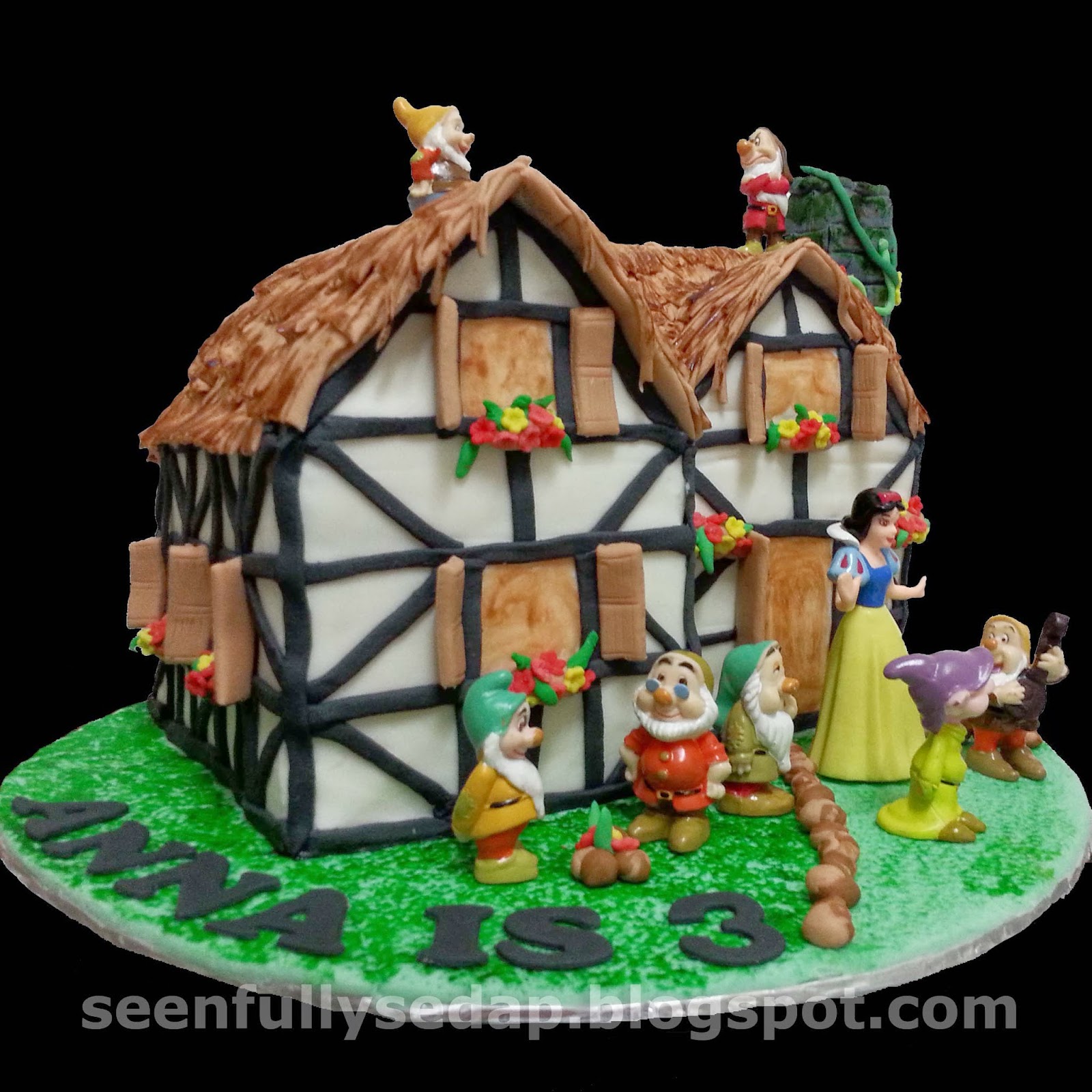 Seenfully Sedap: Snow White and The 7 Dwarfs Cake